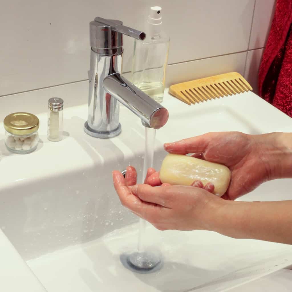In welche Richtung drehe ich den Wasserhahn auf und zu?
